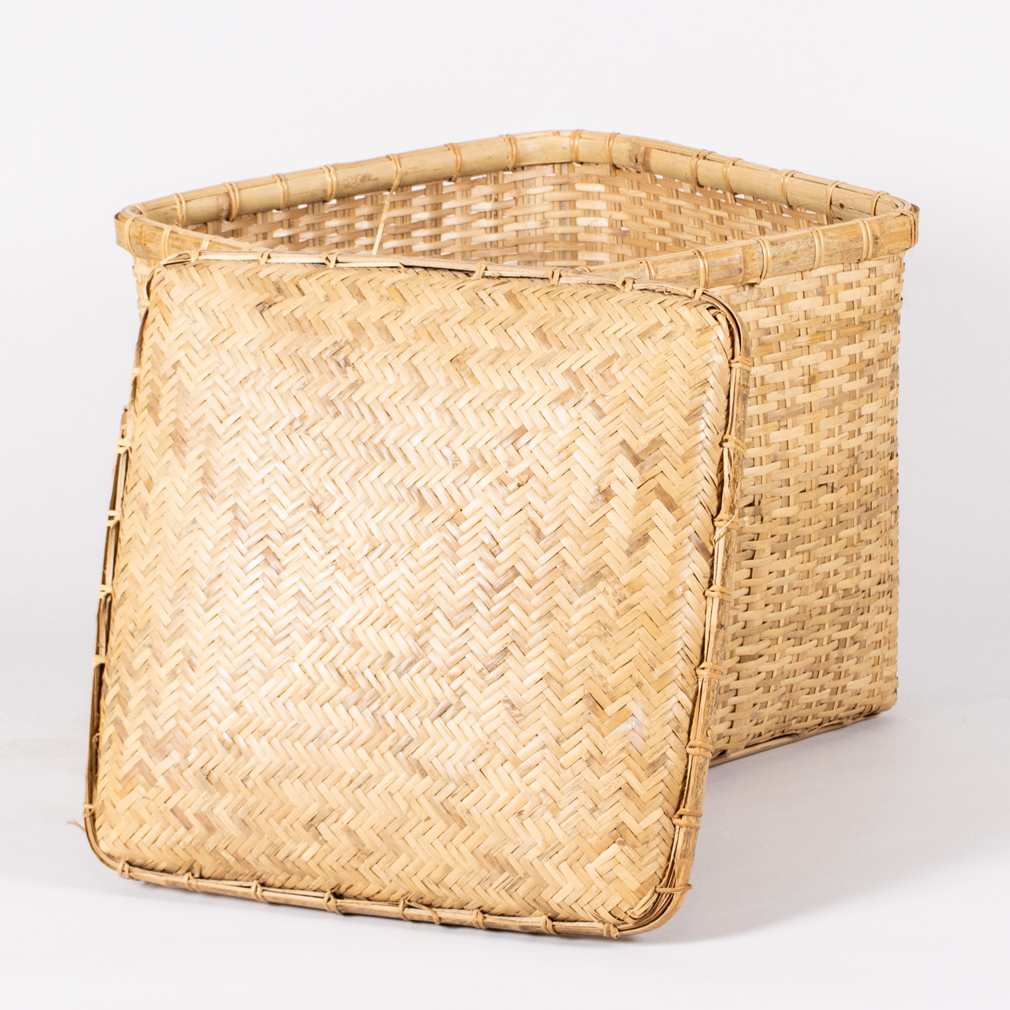 KORG, med lock, rotting, 1900-tal | Auktion.se