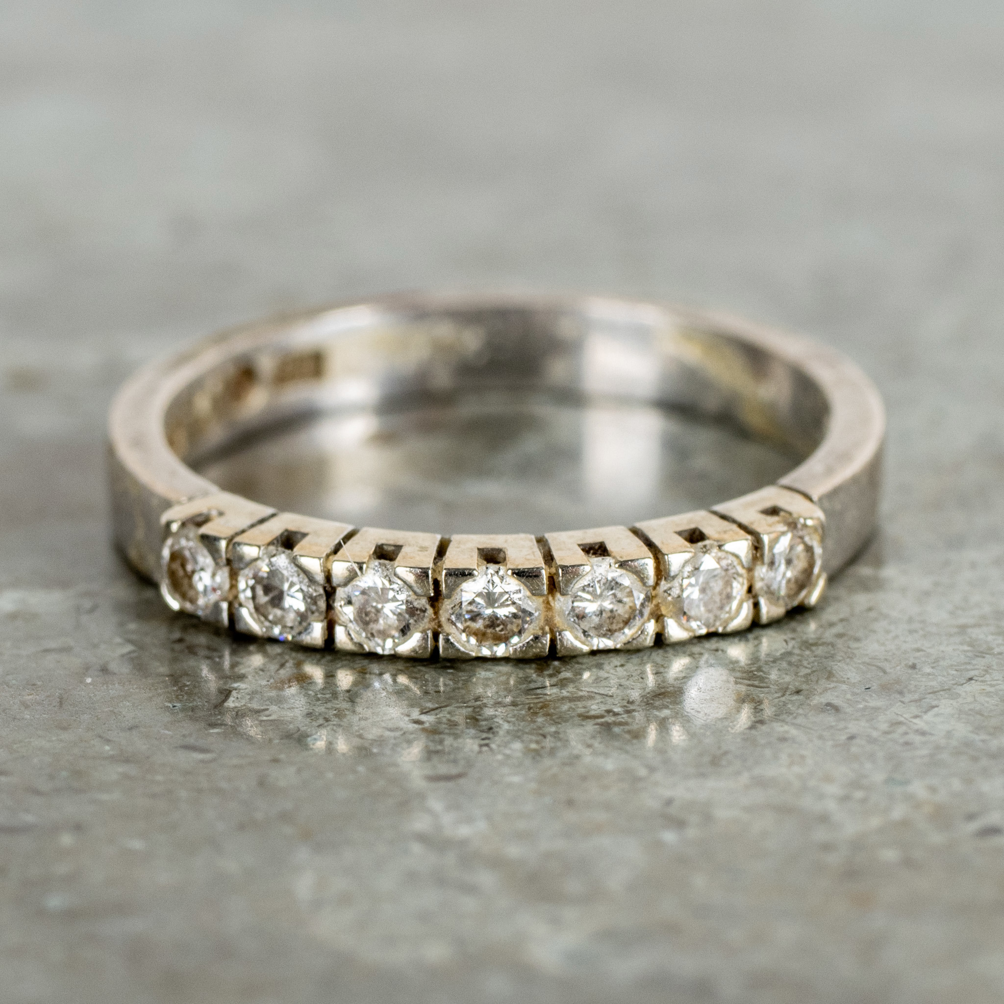 ALLIANSRING, 18k vitguld, med 7 briljantslipade diamant | Auktion